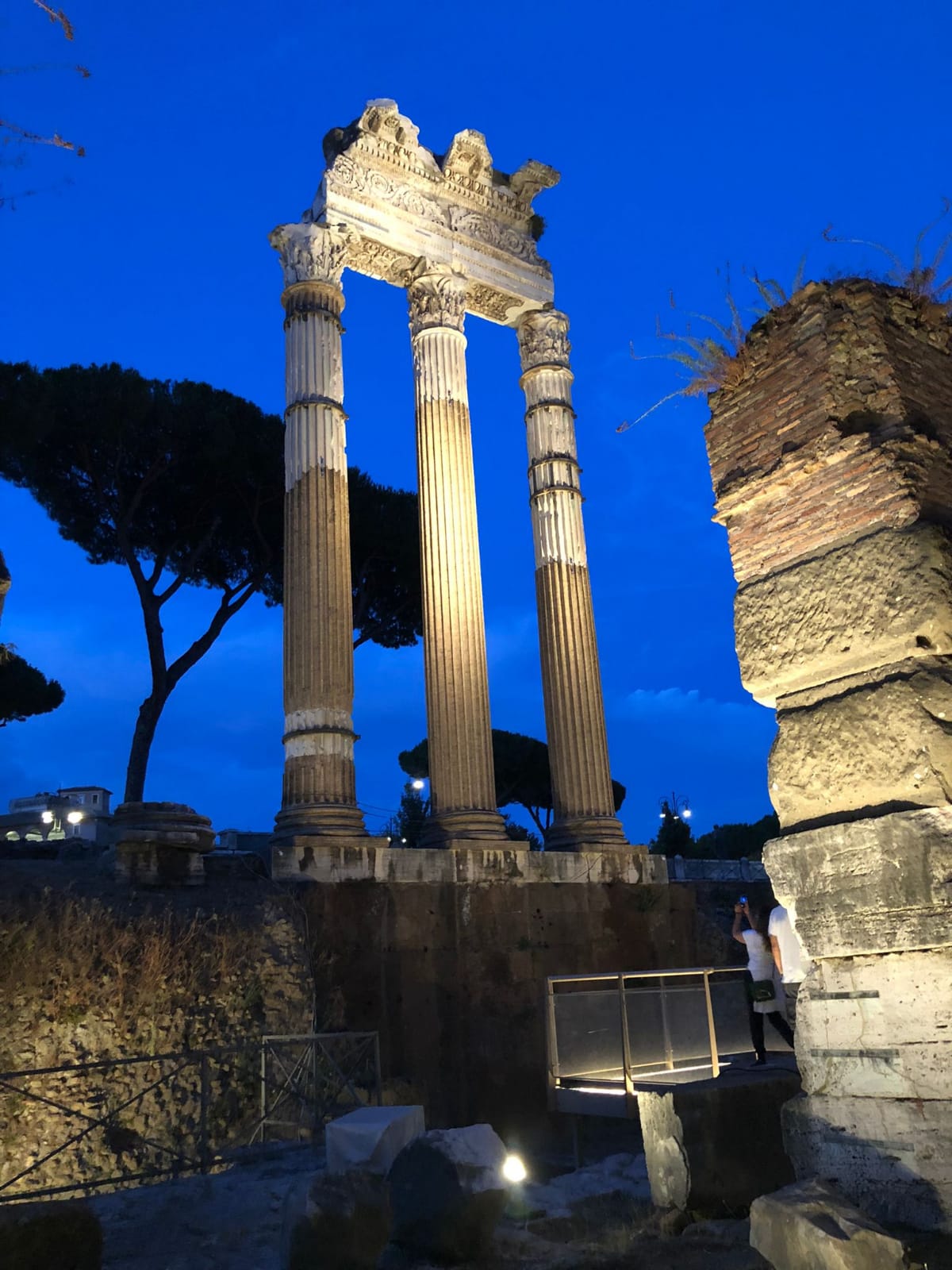 VISITA GUIDATA NOTTURNA ALL'INTERNO DEI FORI IMPERIALI CON L'ARCHEOLOGO